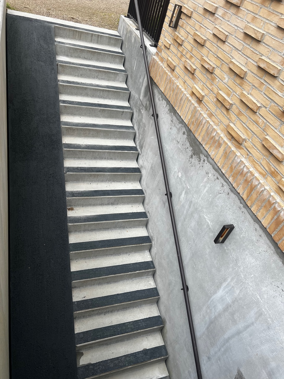 Glatte trapper? Sådan gør du dem skridsikre | Guide